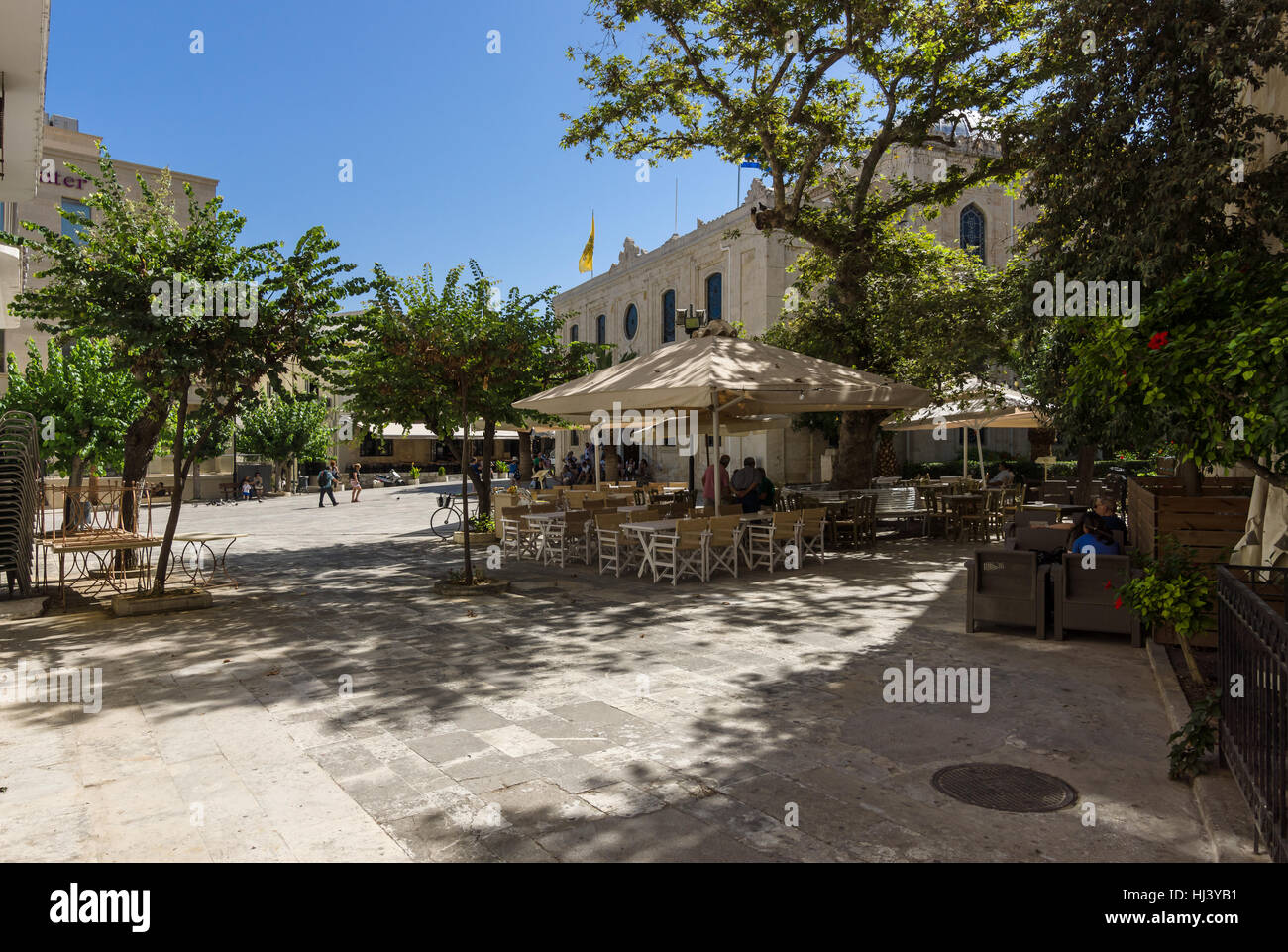 Die Tabellen-Cafés auf dem Platz vor der Kirche der Heiligen Titus im ...