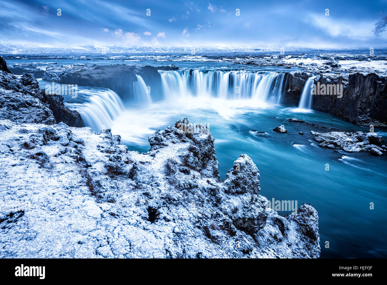 Godafoss Wasserfall bei Sonnenaufgang zeigt das Wasser in Strömen über ...