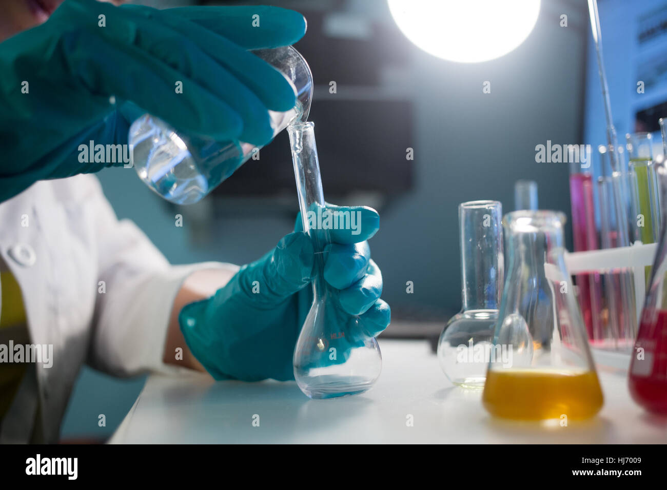 Chemische experimente -Fotos und -Bildmaterial in hoher Auflösung – Alamy