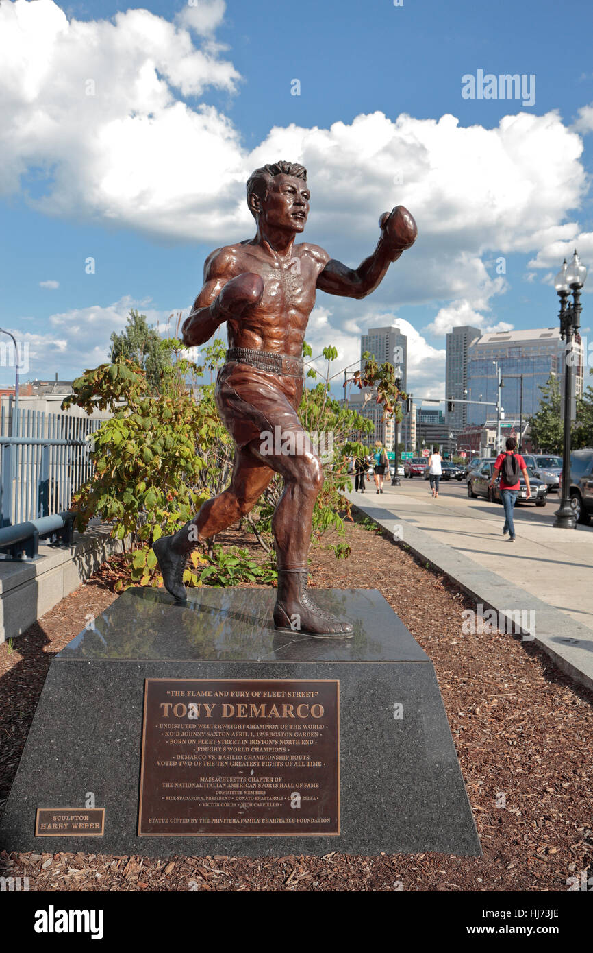 Die Bronzestatue des Tony DeMarco in Boston historischen North End ...