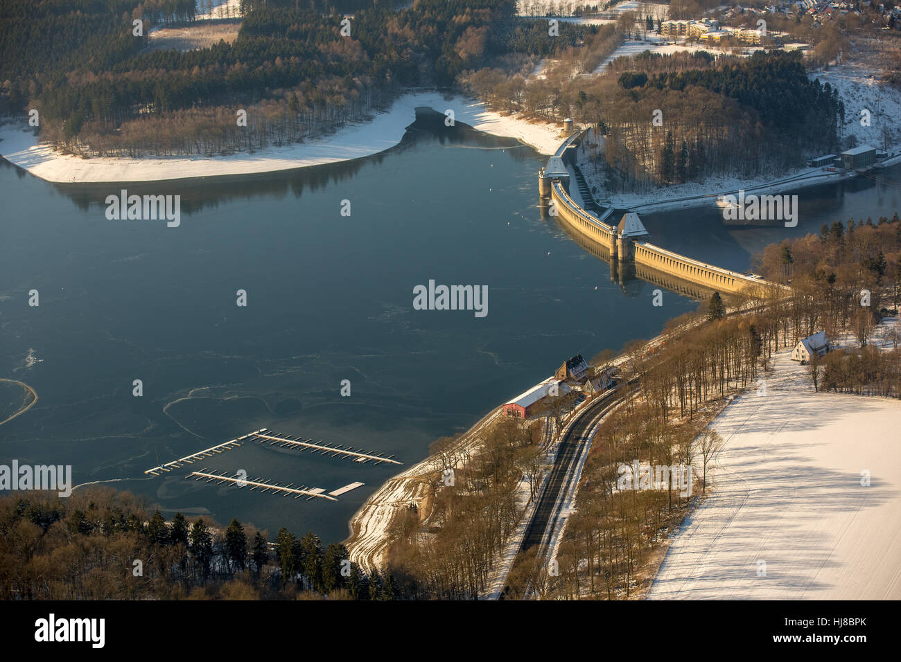 Dam Möhnesee See im Abendlicht, Winterwetter, Niedrigwasser am Möhnesee ...