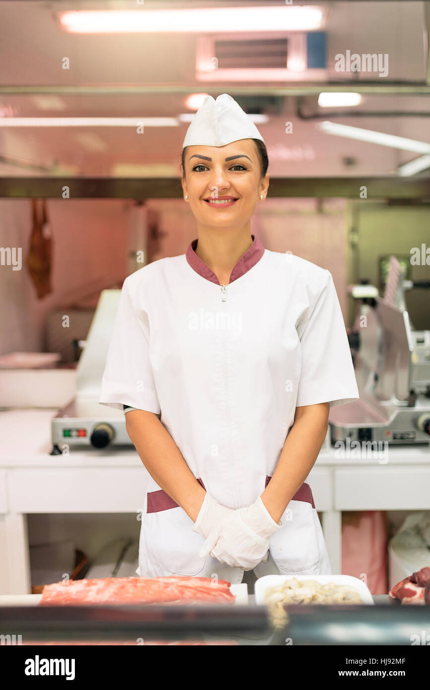 Hübsche Metzgerei Frau arbeitet in Metzgerei-Shop Stockfotografie - Alamy