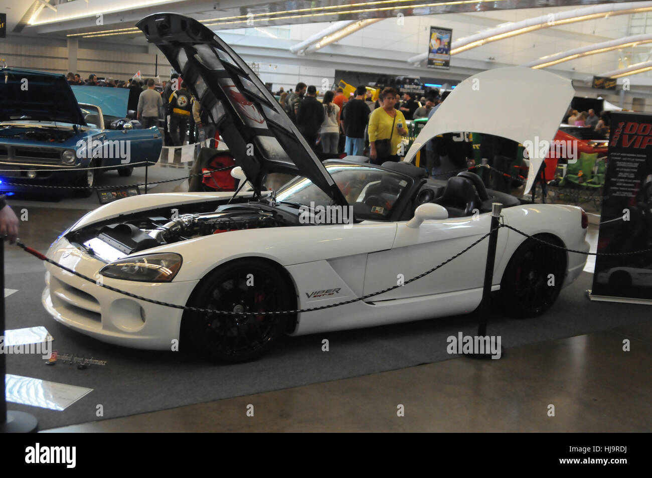Ein weißes 2004 Dodge Viper Mamba edition. Ein Hardtop Cabrio mit ...