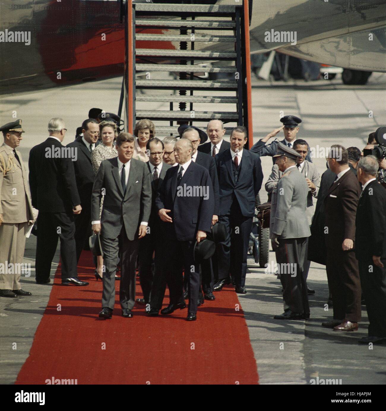 Kennedy in Deutschland 1963. Anreise am 23. Juni 1963 am Flughafen Köln ...