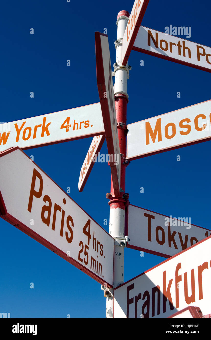 Distance signs -Fotos und -Bildmaterial in hoher Auflösung – Alamy
