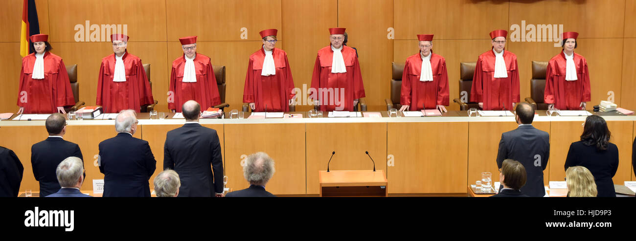 L-r: die Mitglieder des ersten Senats der konstitutionellen Gericht ...