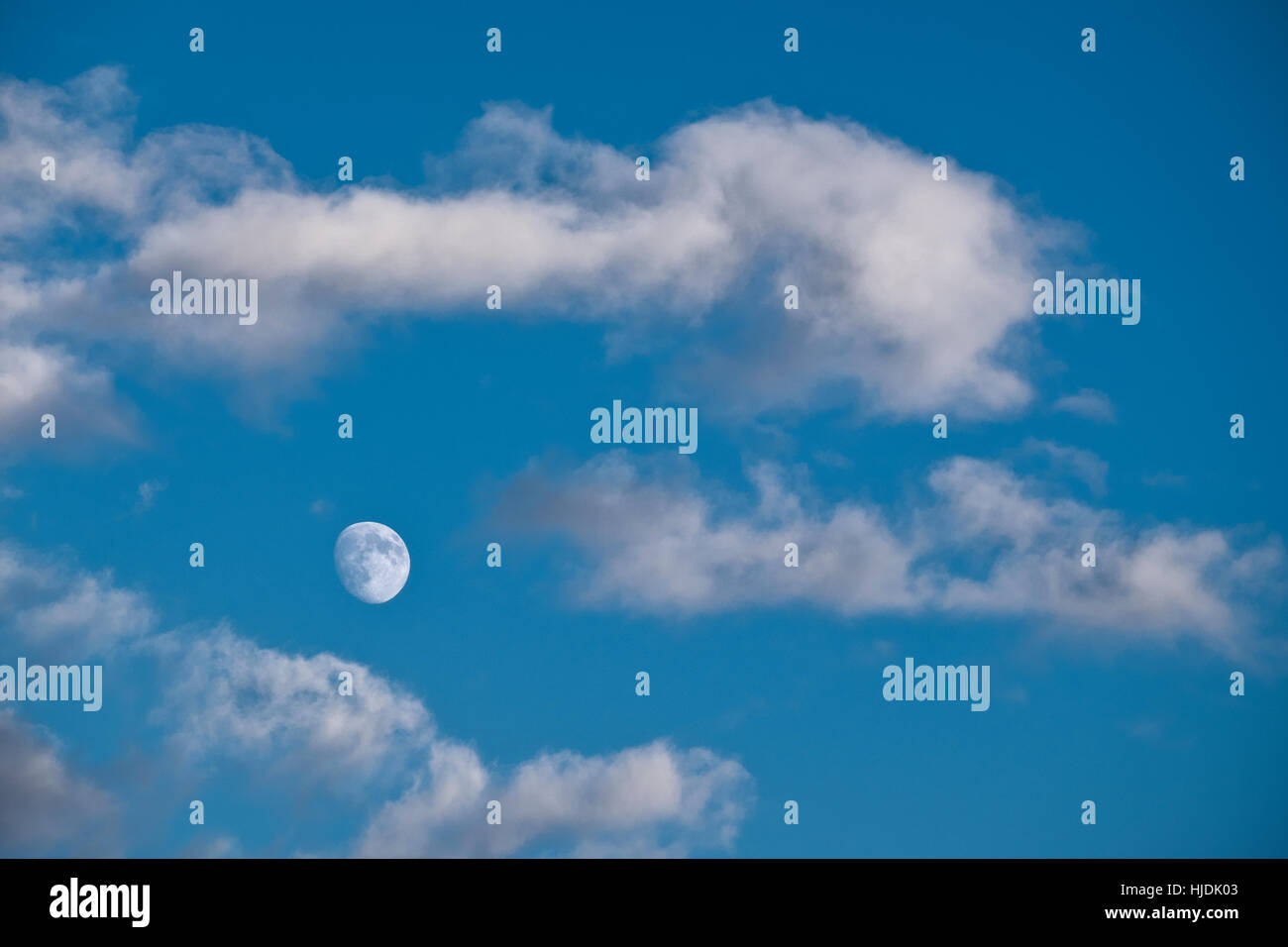 Mond himmel wolken -Fotos und -Bildmaterial in hoher Auflösung – Alamy