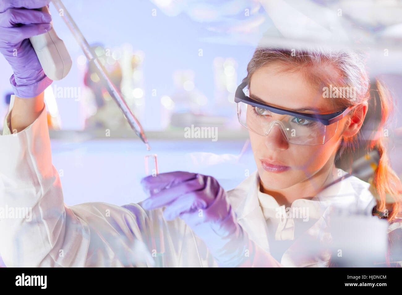 Junge Wissenschaftler im Life-Science Labor pipettieren Stockfotografie ...
