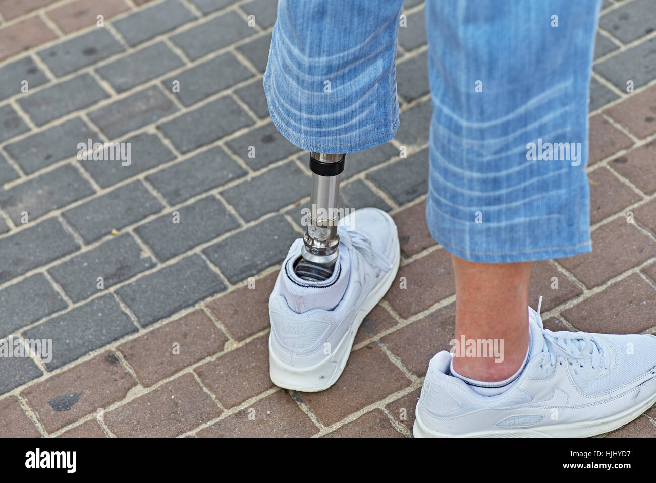 Prothetische Extremität. Mann mit künstlichen Gliedmaßen. Transtibielle ...