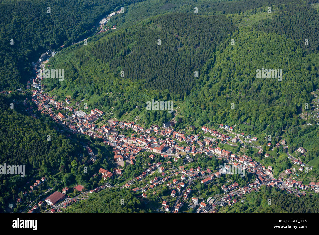 Deutschland, Ruhla, Luftaufnahme von Thüringer Wald und Stadt ...