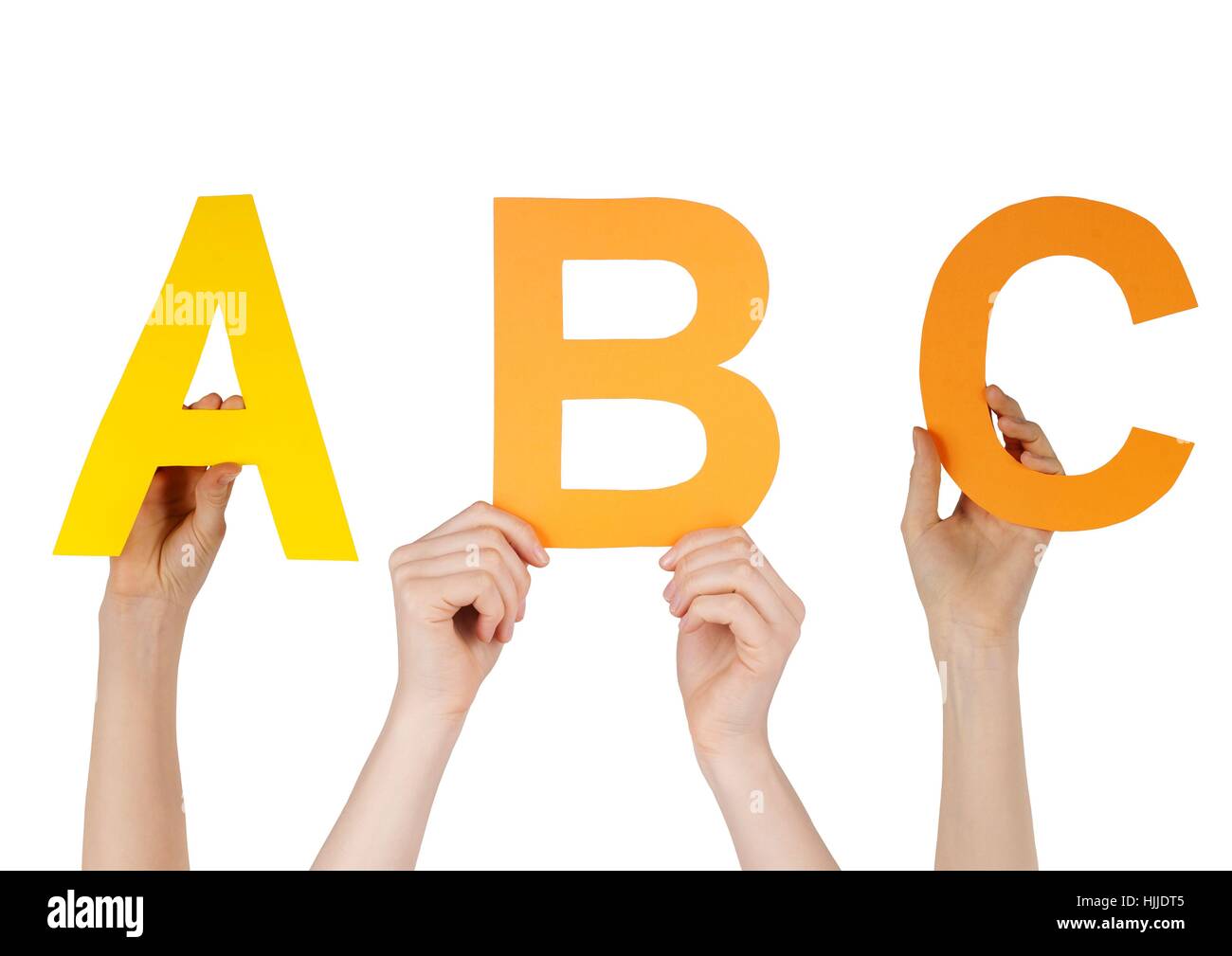 Hände halten die Buchstaben ABC als Symbol für das Alphabet, isoliert ...