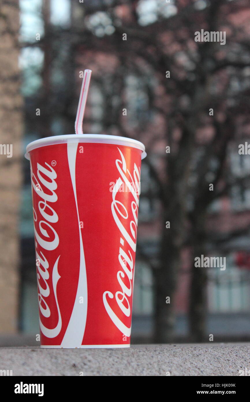Mit coca cola becher -Fotos und -Bildmaterial in hoher Auflösung – Alamy