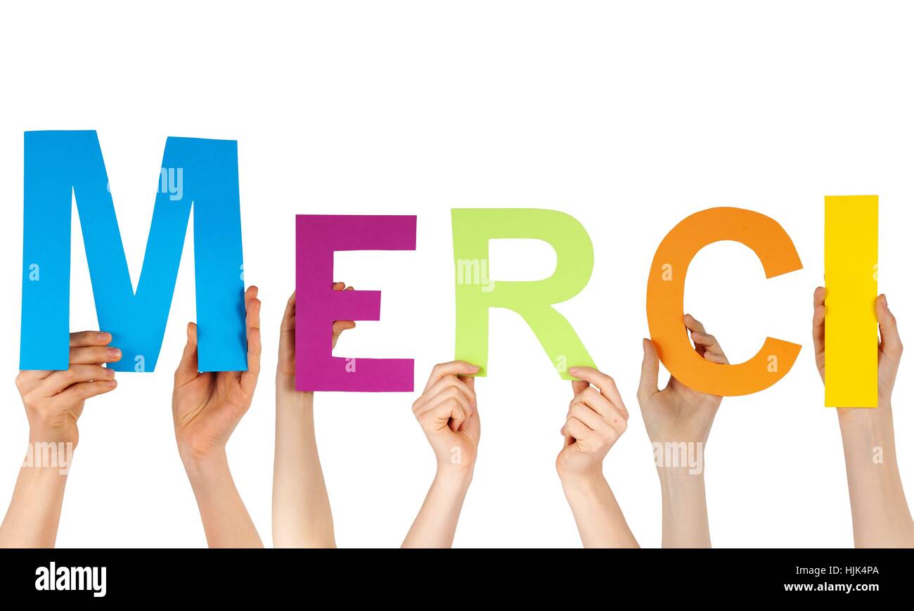 Hände halten das französische Wort MERCI, d.h. Danke, isoliert ...