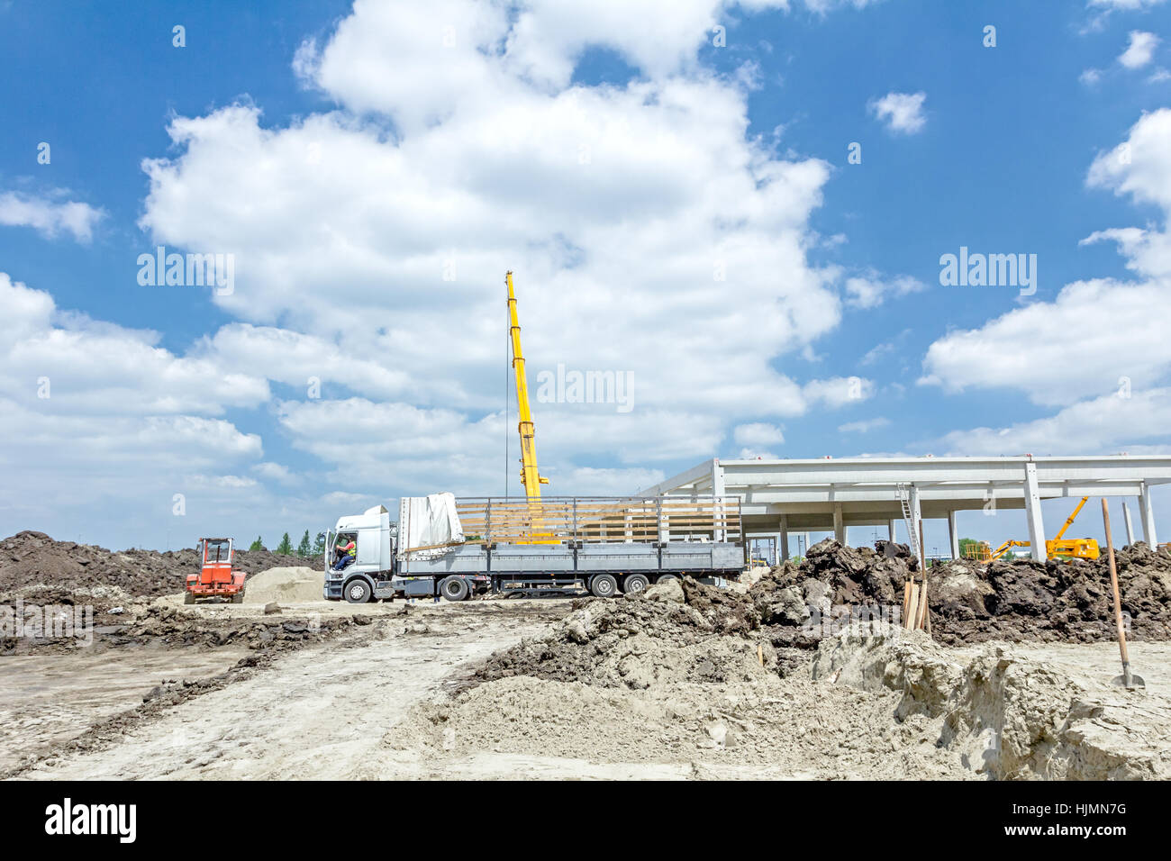 Mobiler Kran ist Carry Beton Unterzug, riesige Konstruktion Montage ...