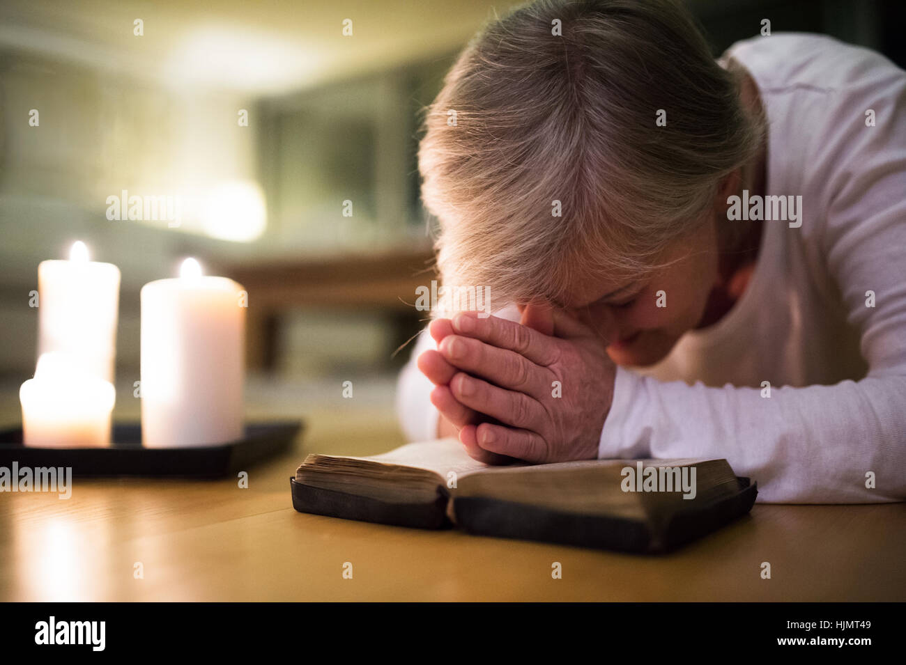 Kniende betende frau -Fotos und -Bildmaterial in hoher Auflösung – Alamy
