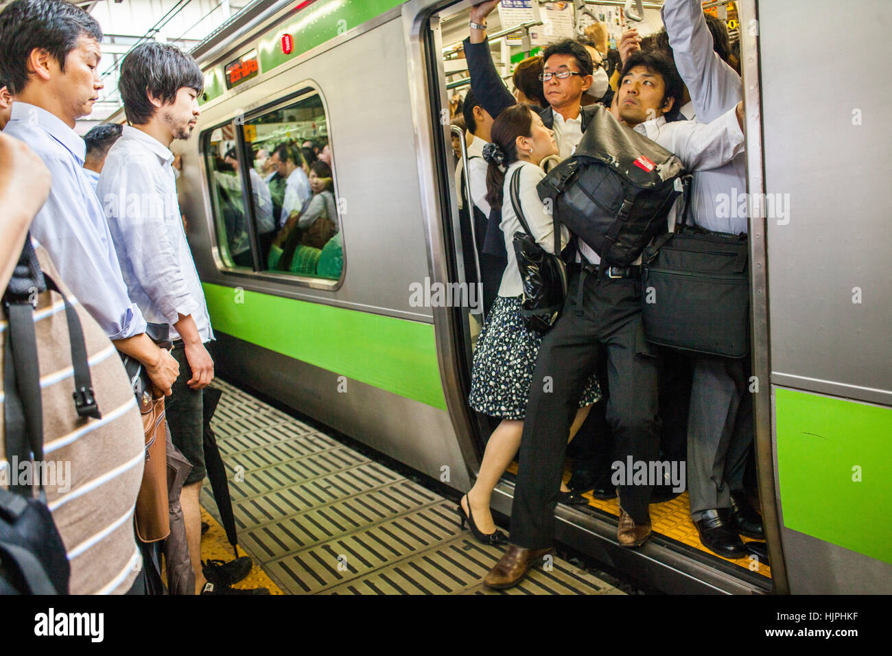 Rush Hour am JR Shinjuku Bahnhof. Yamanote Line.Shinjuku, Tokyo, Japan ...
