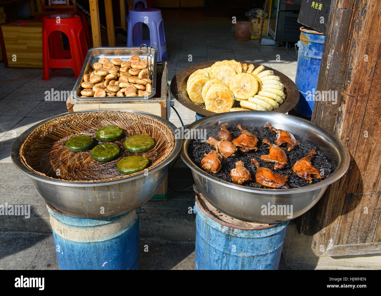 Gebratene Ente Kochen in dem alten Dorf Xidi in Anhui, China ...