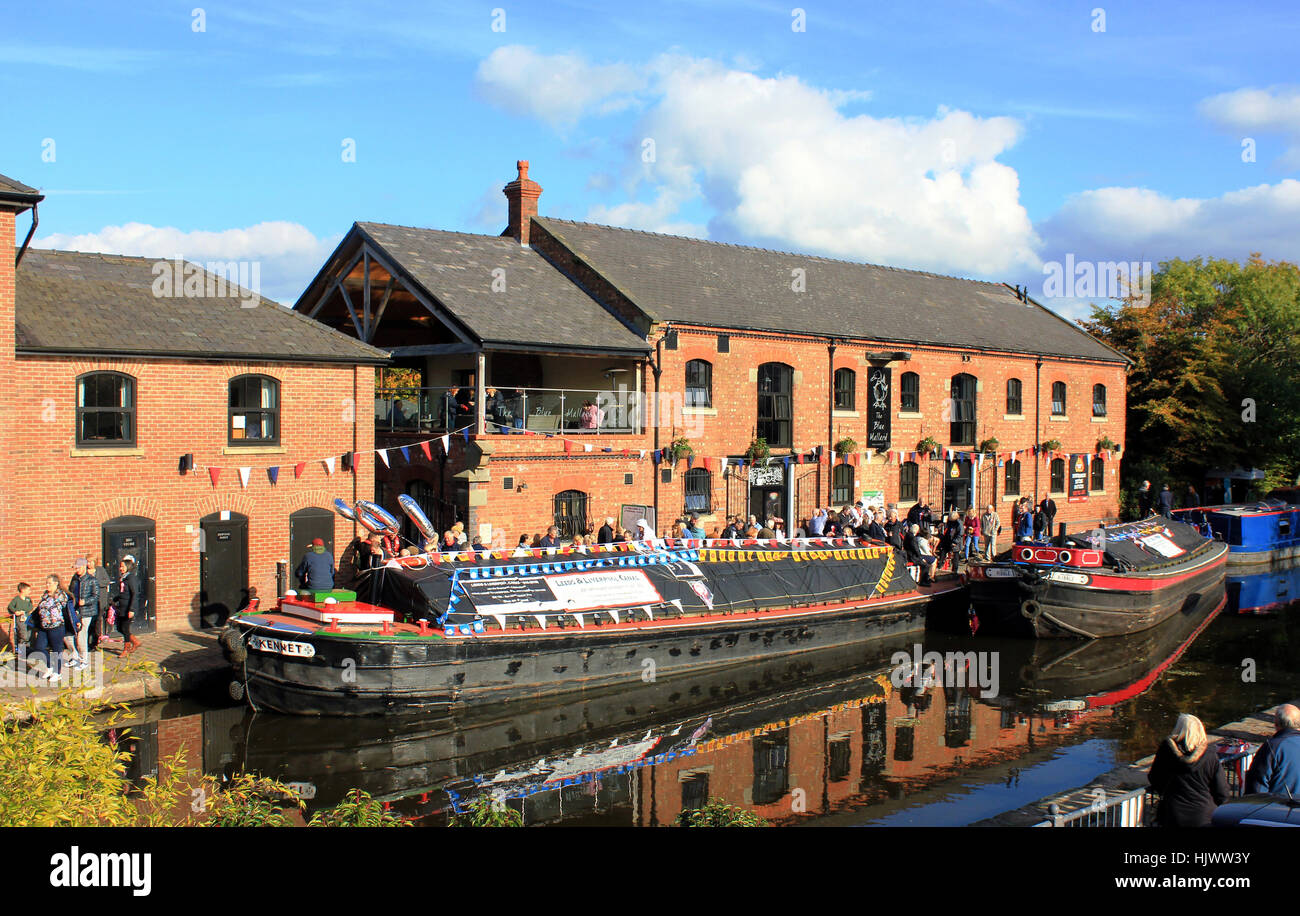 Zwei alte Lastkähne am Burscough Wharf festgemacht sind, sie waren Teil ...