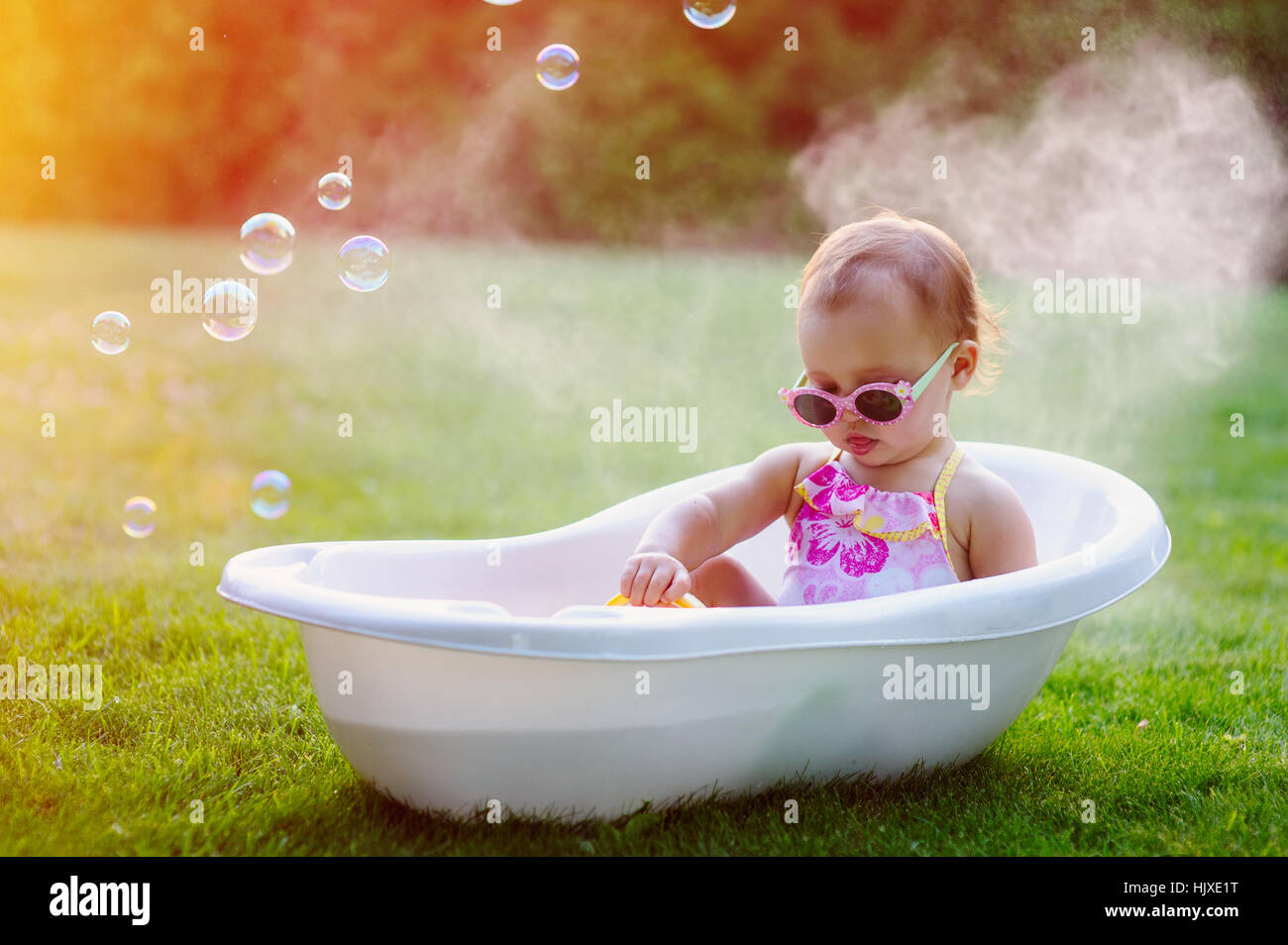 kleines Mädchen badet im Bad auf Wiese Stockfotografie - Alamy