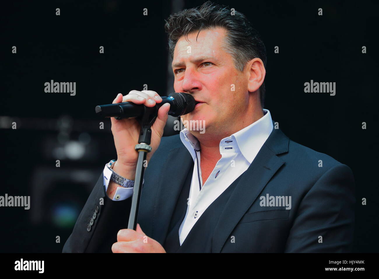 Tony hadley of spandau ballet -Fotos und -Bildmaterial in hoher ...
