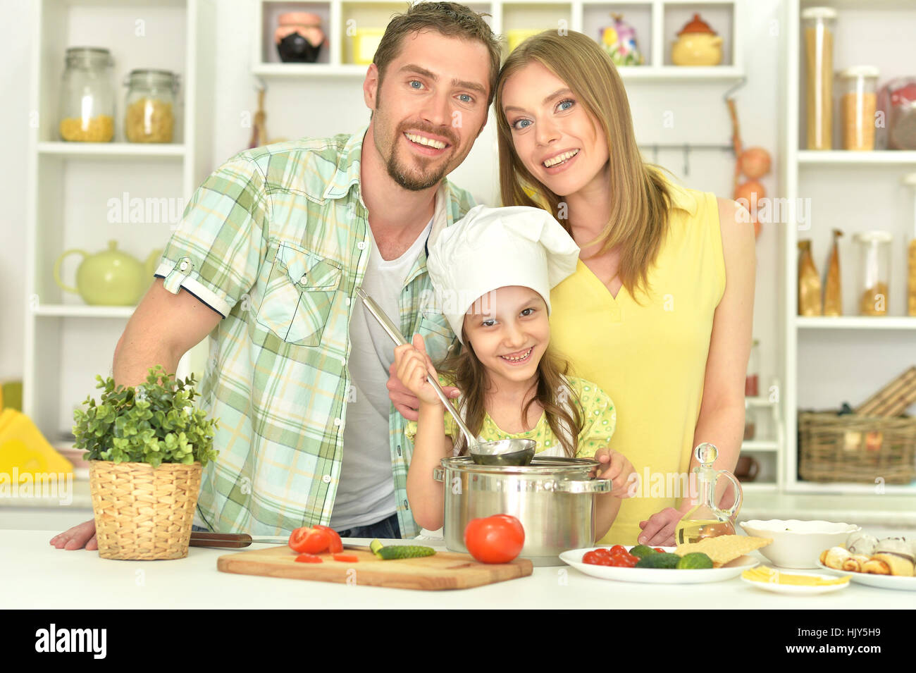 Mutter und tochter kochen das abendessen -Fotos und -Bildmaterial in ...