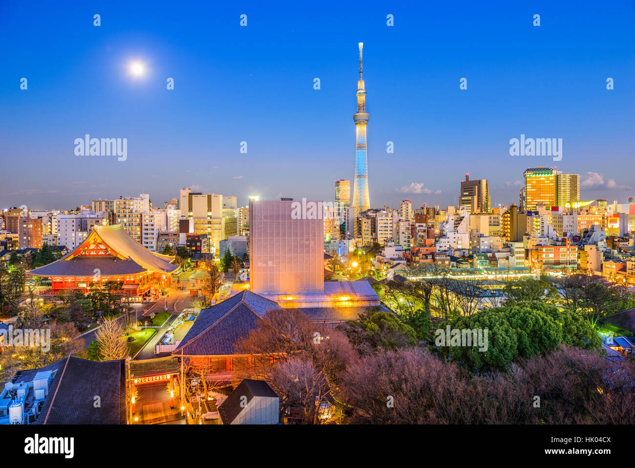 Tokyo, Japan-Skyline von Asakusa Sensoji Tempel mit Skytree Turm ...