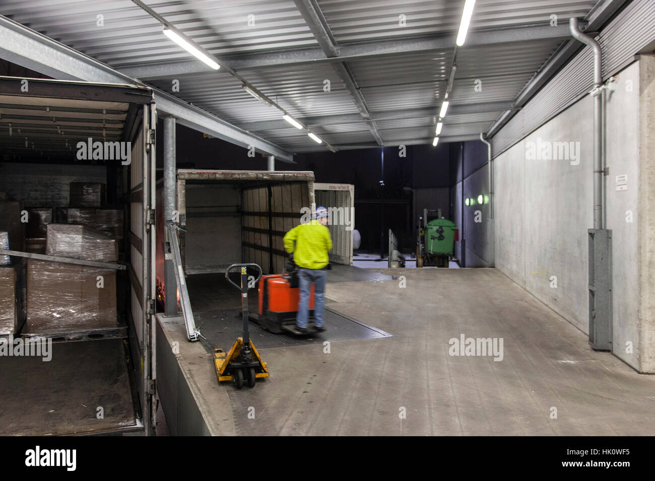 Beladen ein LKW auf der Rampe Stockfotografie - Alamy