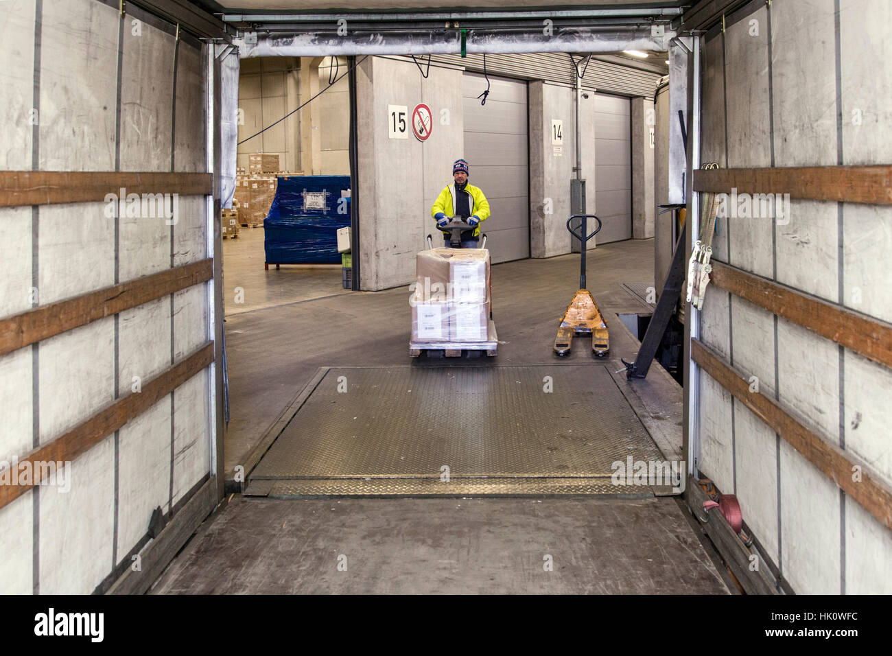 Laderampe, hubwagen -Fotos und -Bildmaterial in hoher Auflösung – Alamy