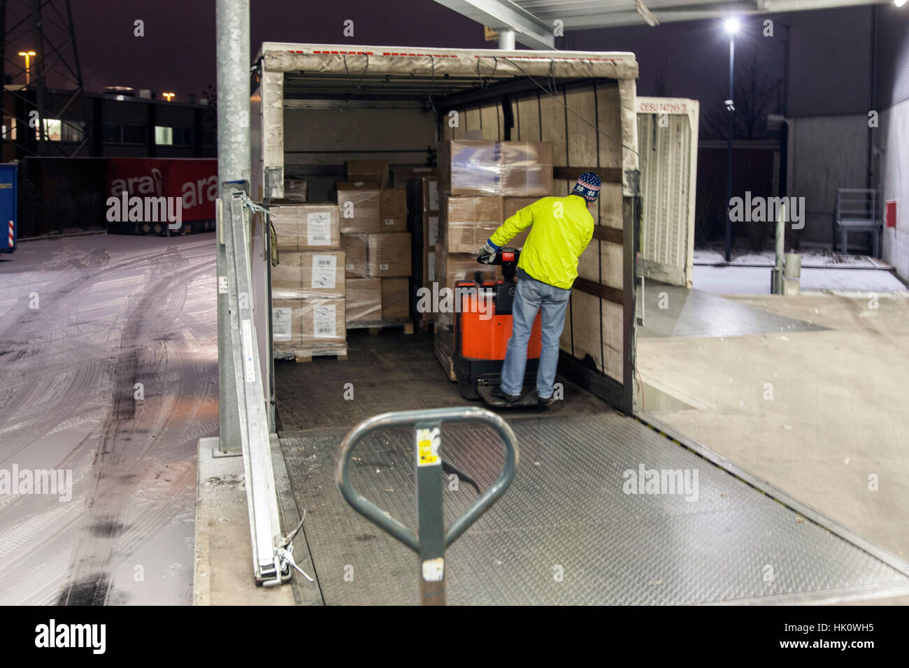 Beladen ein LKW auf der Rampe Stockfotografie - Alamy