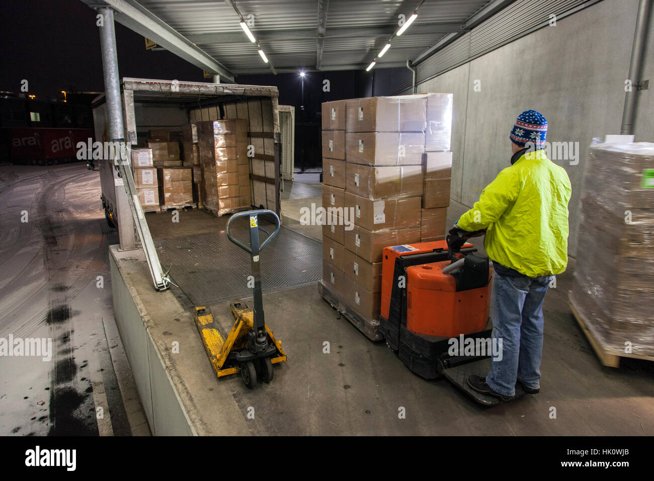 Beladen ein LKW auf der Rampe Stockfotografie - Alamy