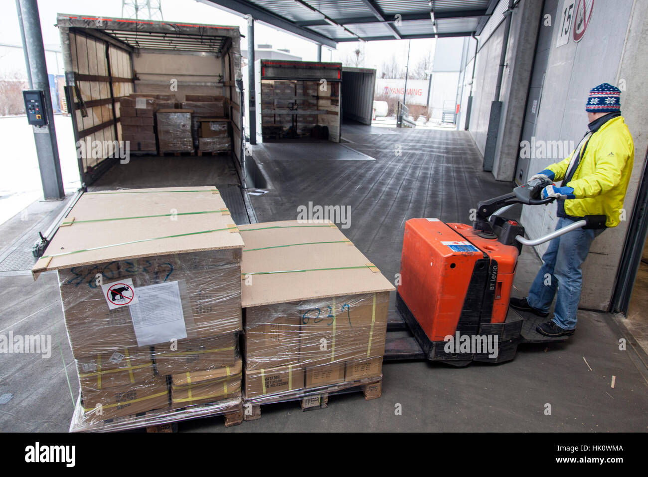 Beladen ein LKW auf der Rampe Stockfotografie - Alamy