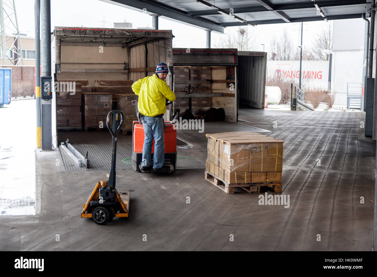 Beladung lkws palette -Fotos und -Bildmaterial in hoher Auflösung – Alamy