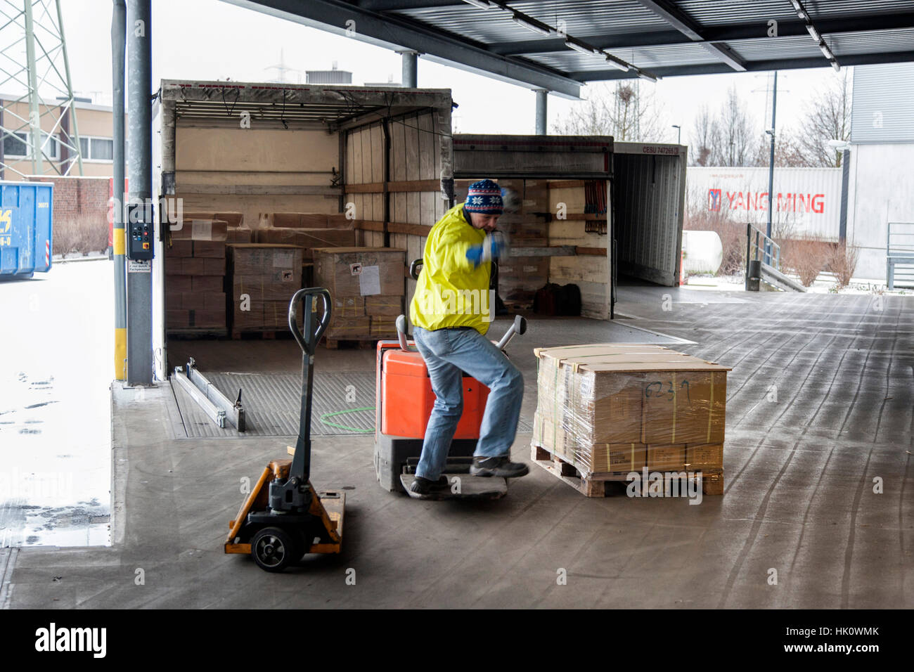 Beladen ein LKW auf der Rampe Stockfotografie - Alamy