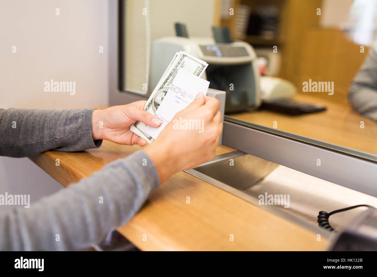 At currency exchange counter -Fotos und -Bildmaterial in hoher ...