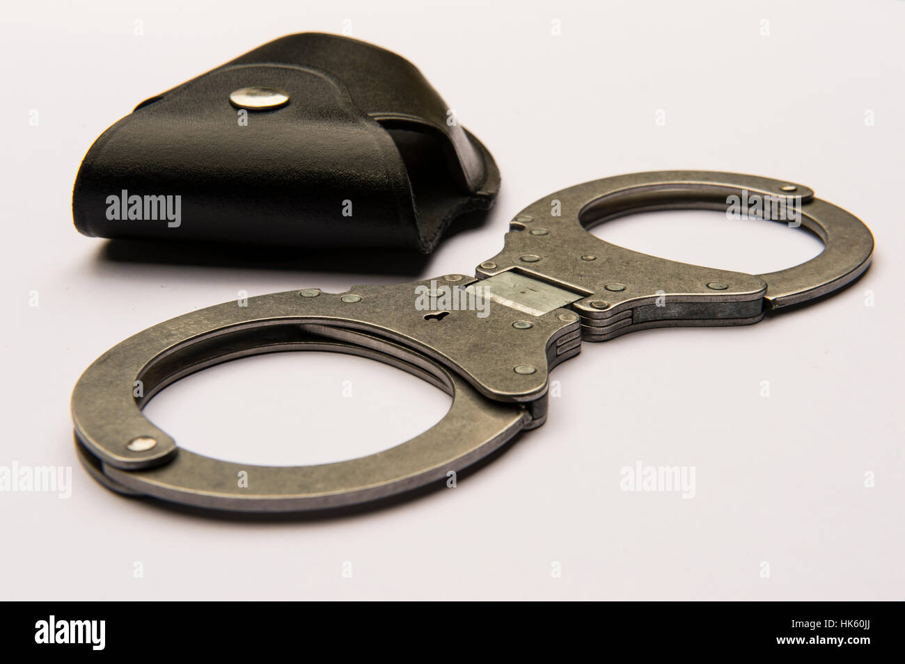 Handcuffs put in -Fotos und -Bildmaterial in hoher Auflösung – Alamy