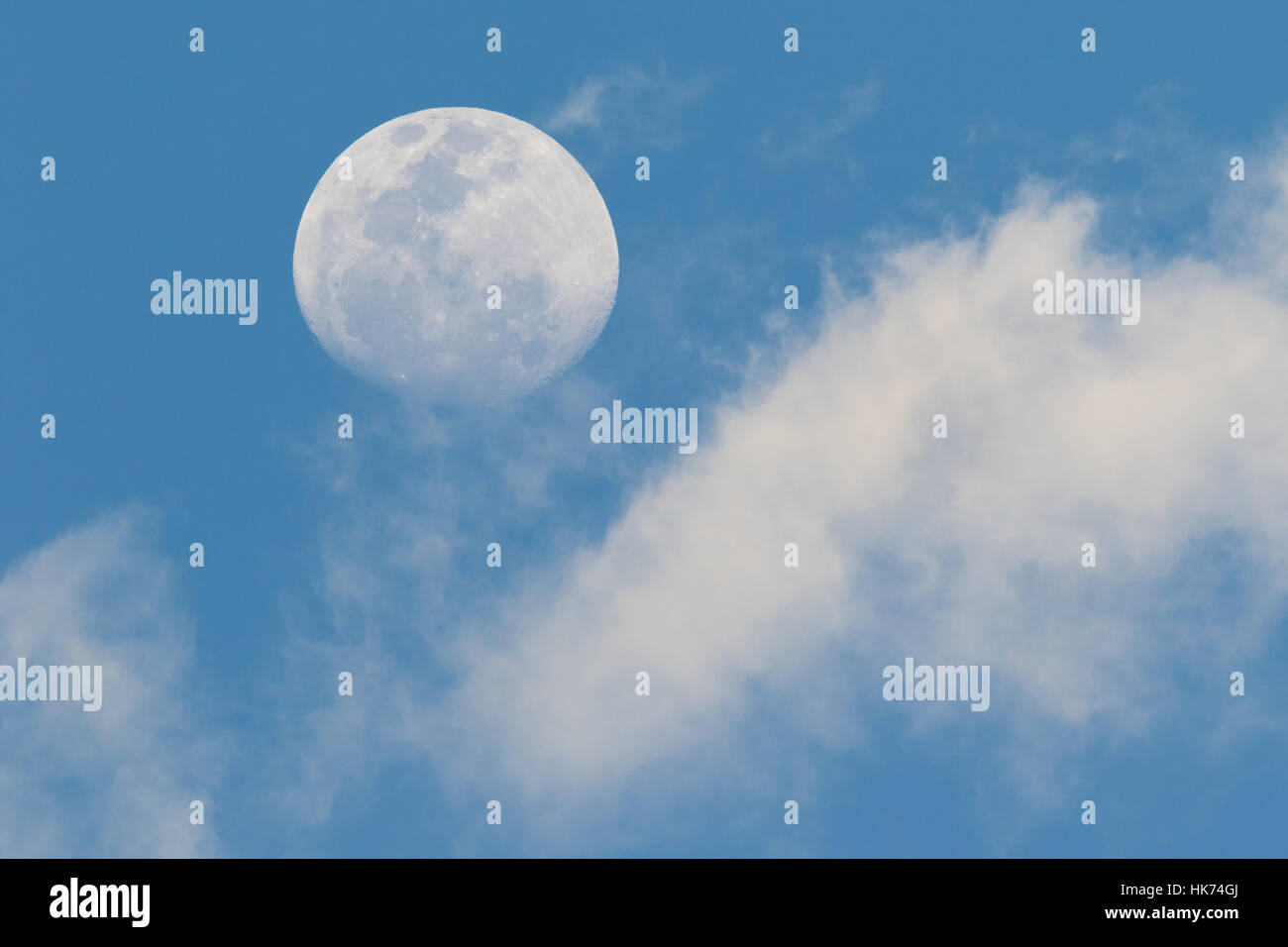 Mond himmel wolken -Fotos und -Bildmaterial in hoher Auflösung – Alamy