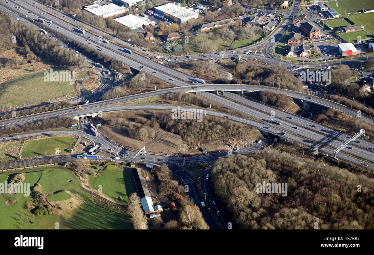 Luftaufnahme von Junction 26 der Autobahn M62 bei Cleckheaton, wo der ...