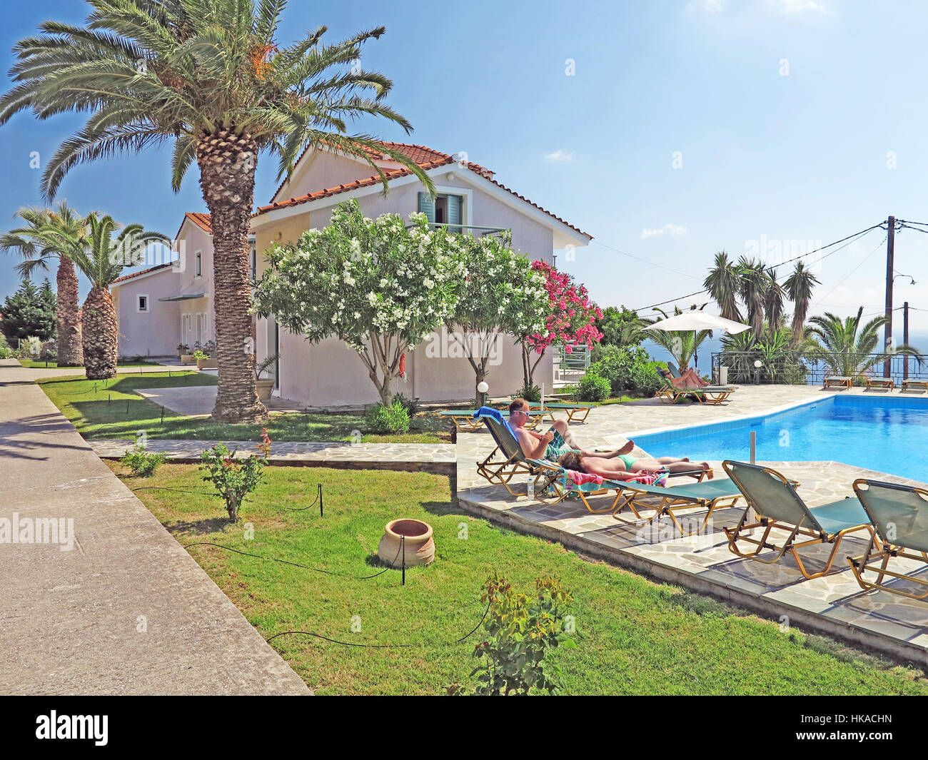 Sonnenbaden auf garten rasen -Fotos und -Bildmaterial in hoher ...