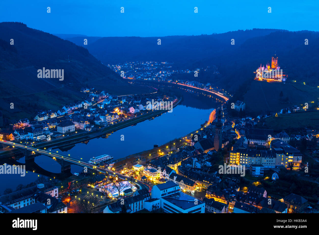 Tal der Mosel, Stadt Cochem, Cochem Burg über der Stadt Stockfotografie ...