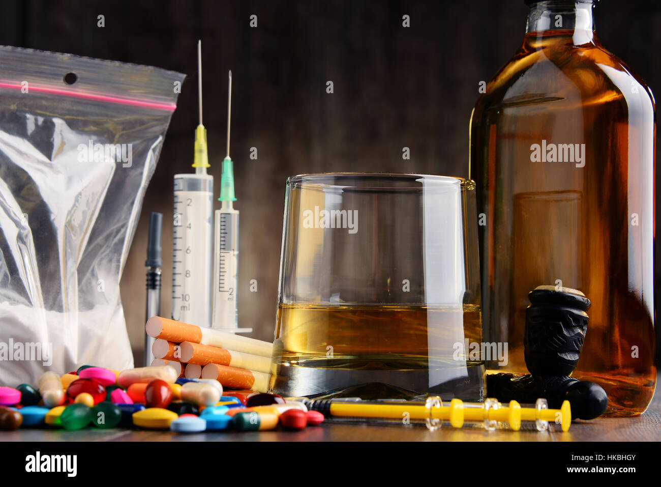 Vielzahl von Suchtmitteln wie Alkohol, Zigaretten und Drogen ...