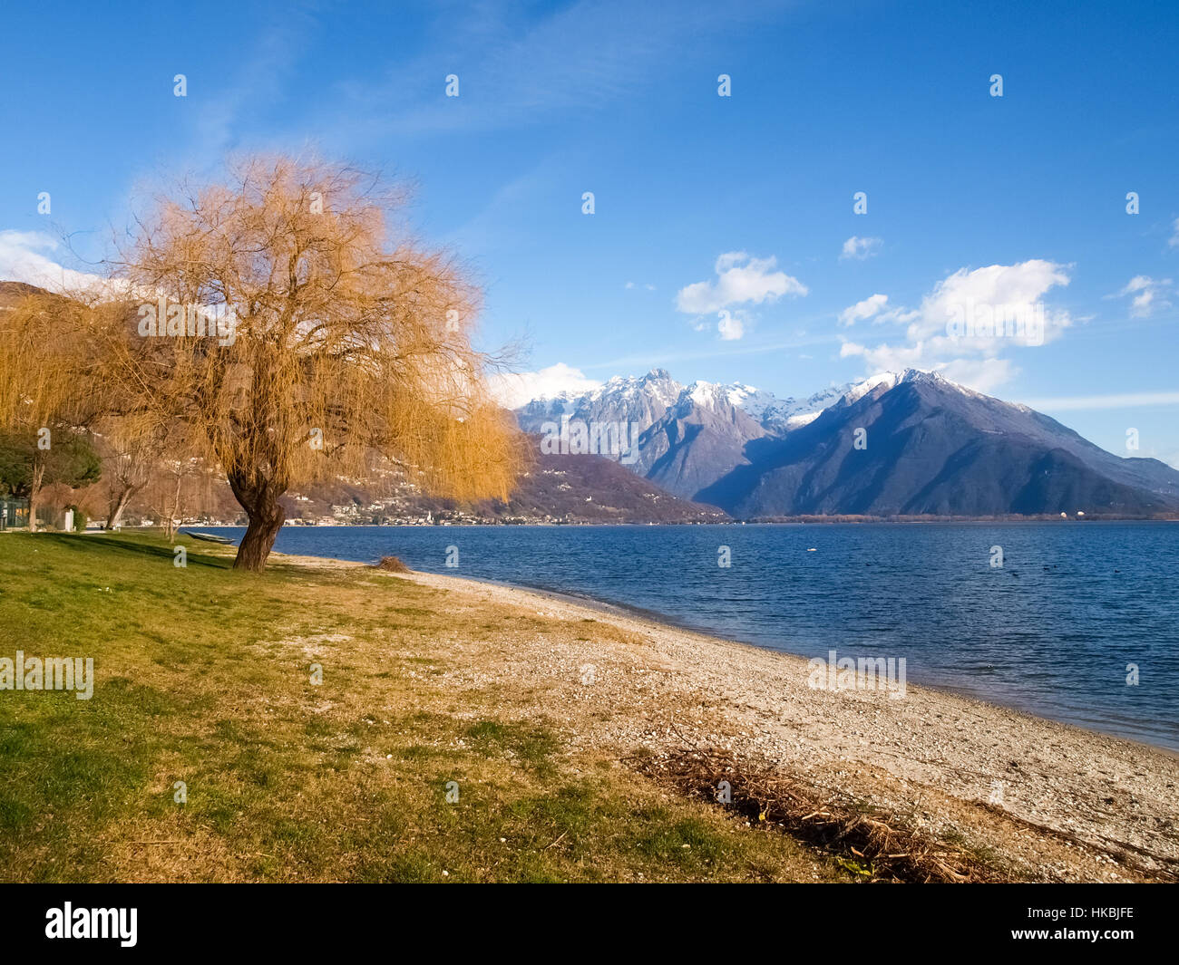 Comer See, Italien. Panorama auf den See und die Berge vom Strand von ...