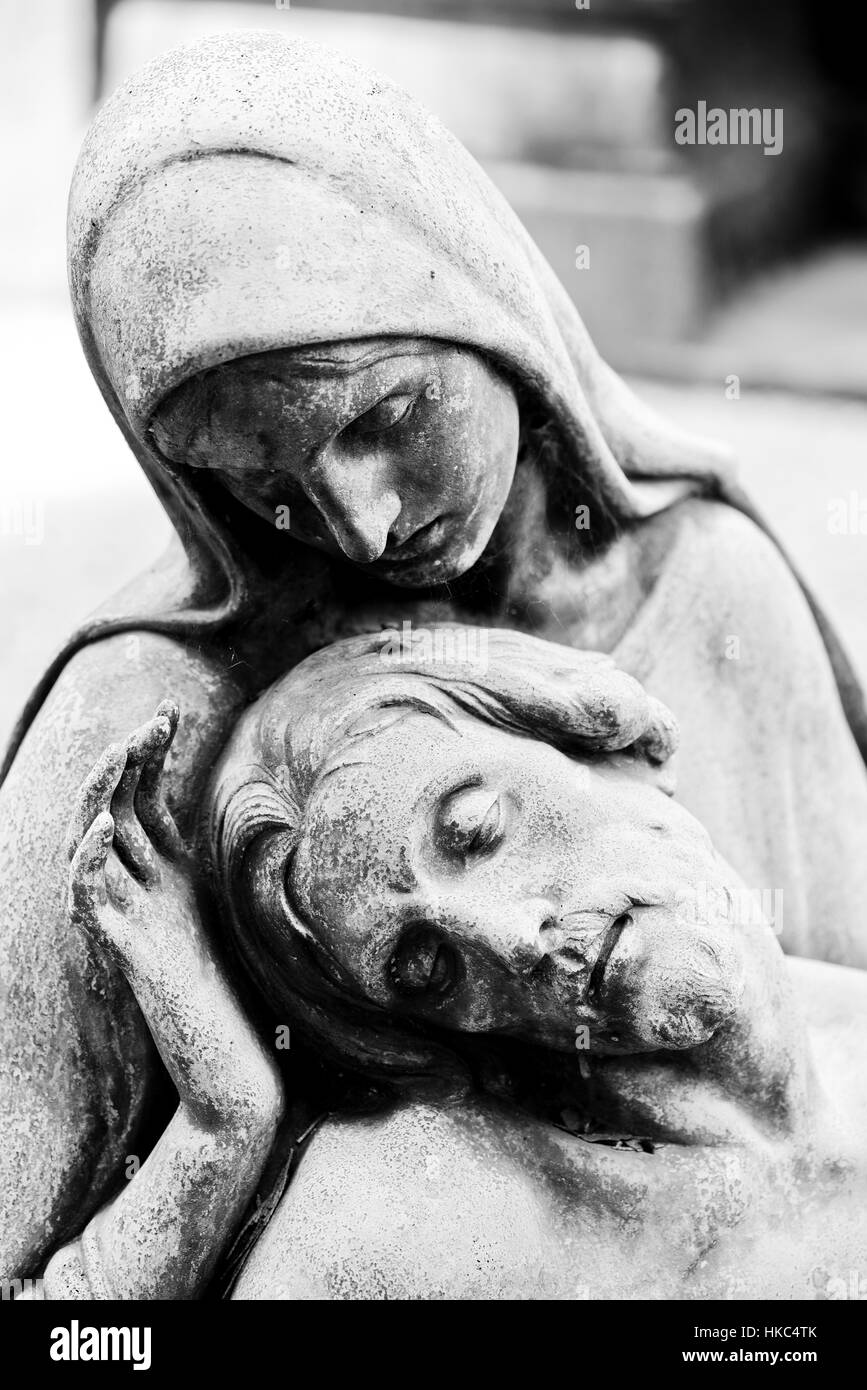 Skulptur mutter mit ihrem toten sohn -Fotos und -Bildmaterial in hoher Auflösung – Alamy