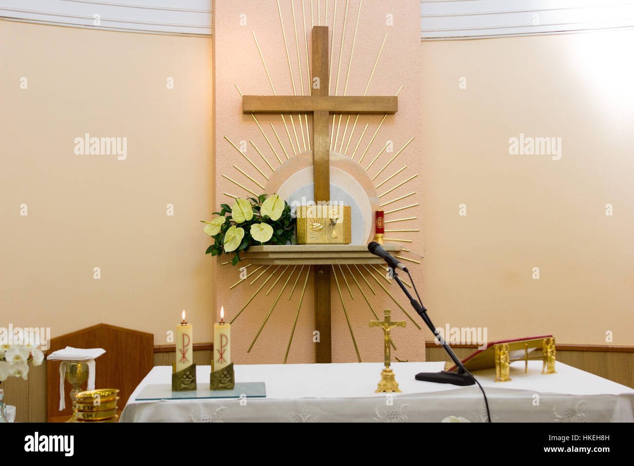 Der Altar mit Tabernakel und Kreuz in der Anbetungskapelle ...