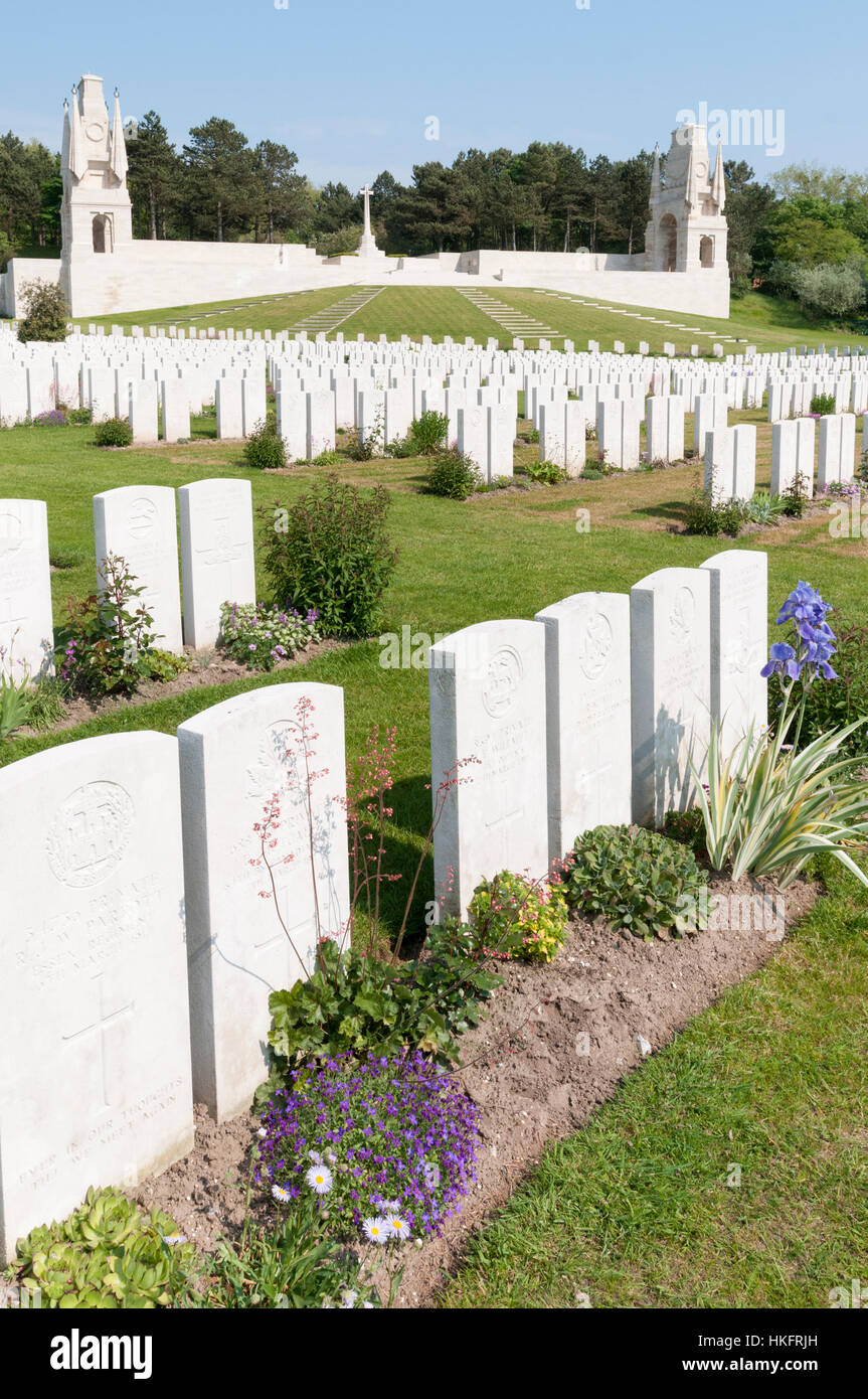 Reihen von Gräbern auf dem Soldatenfriedhof von Etaples WW1 ...