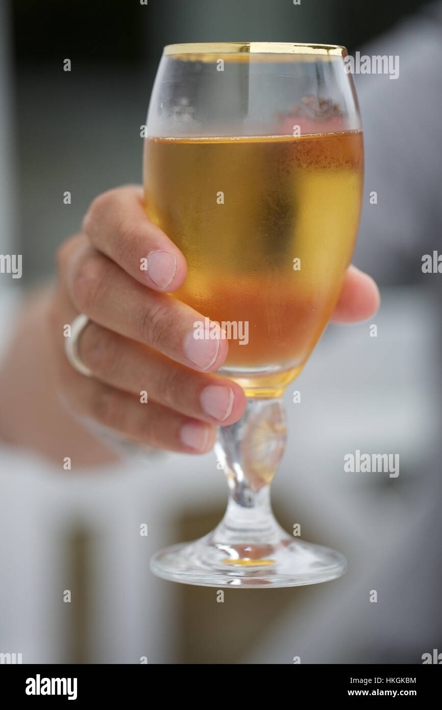 Hand holding glass -Fotos und -Bildmaterial in hoher Auflösung – Alamy