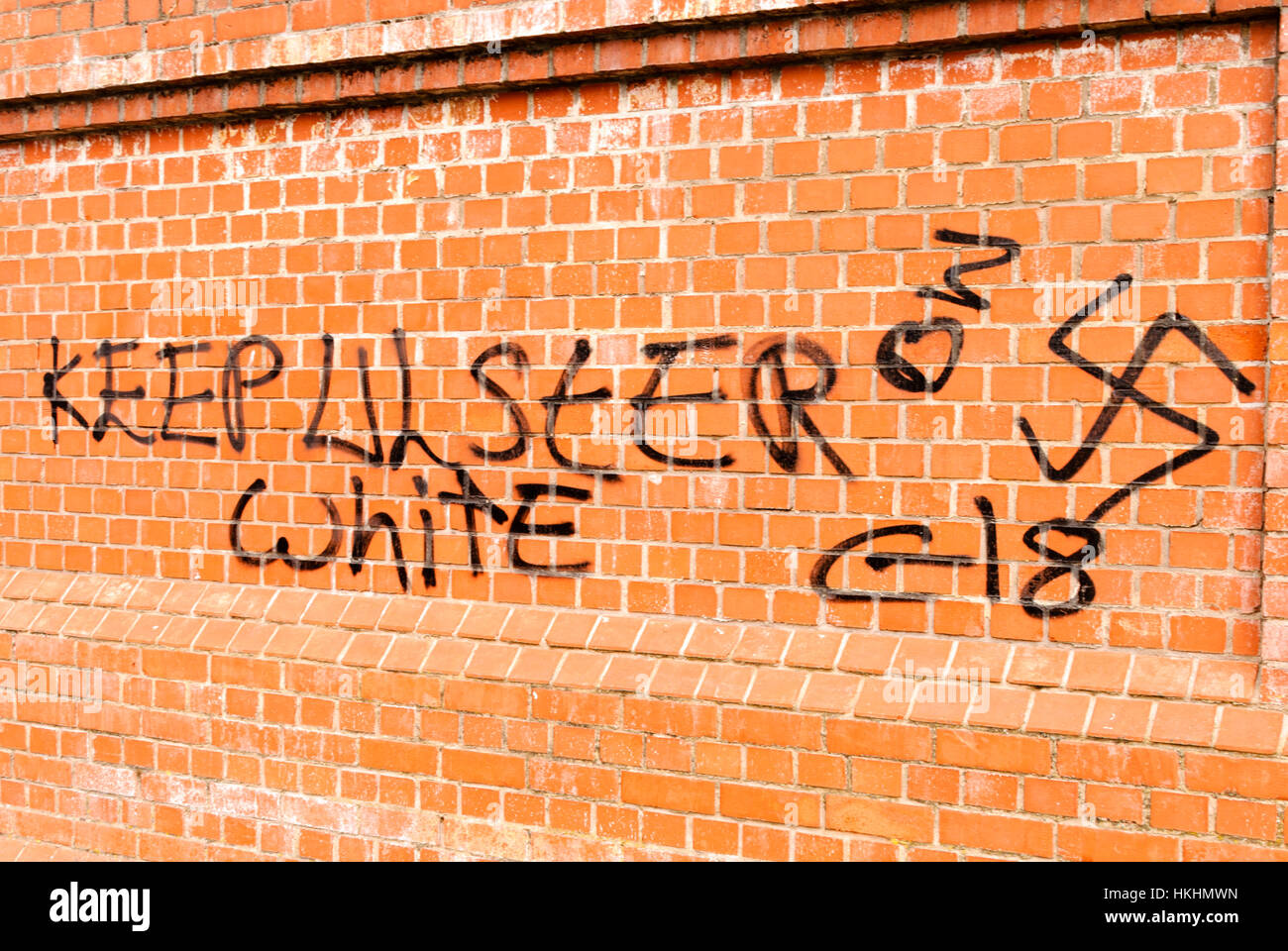 Graffiti an die Wand: "Ulster Weiß, C18 halten" (Combat 18 mit einer NS ...