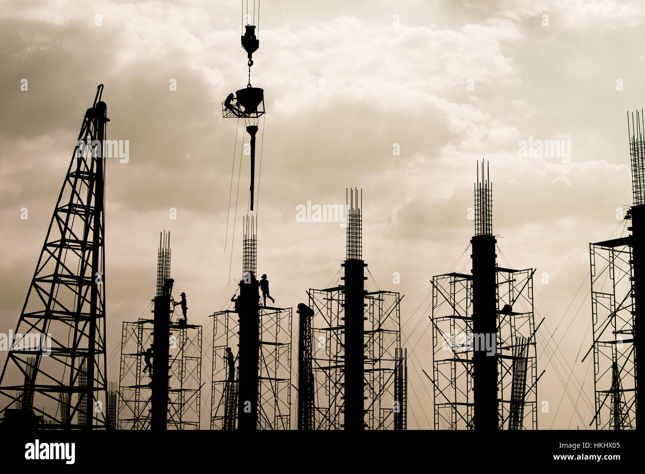 Construction workers silhouette -Fotos und -Bildmaterial in hoher Auflösung – Alamy