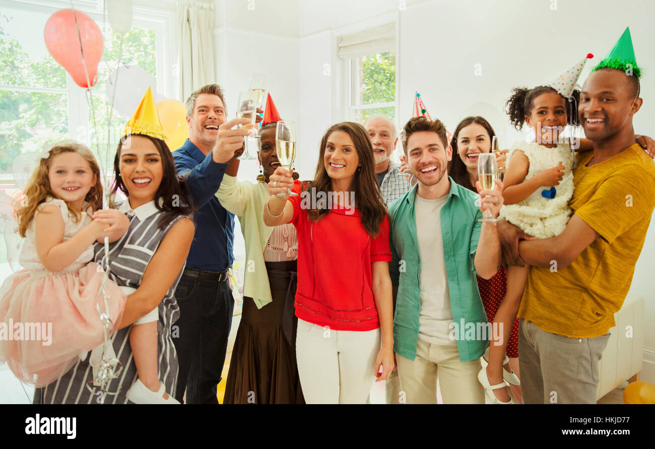 Porträt begeistert multiethnischen-Mehrgenerationen Familie feiern ...