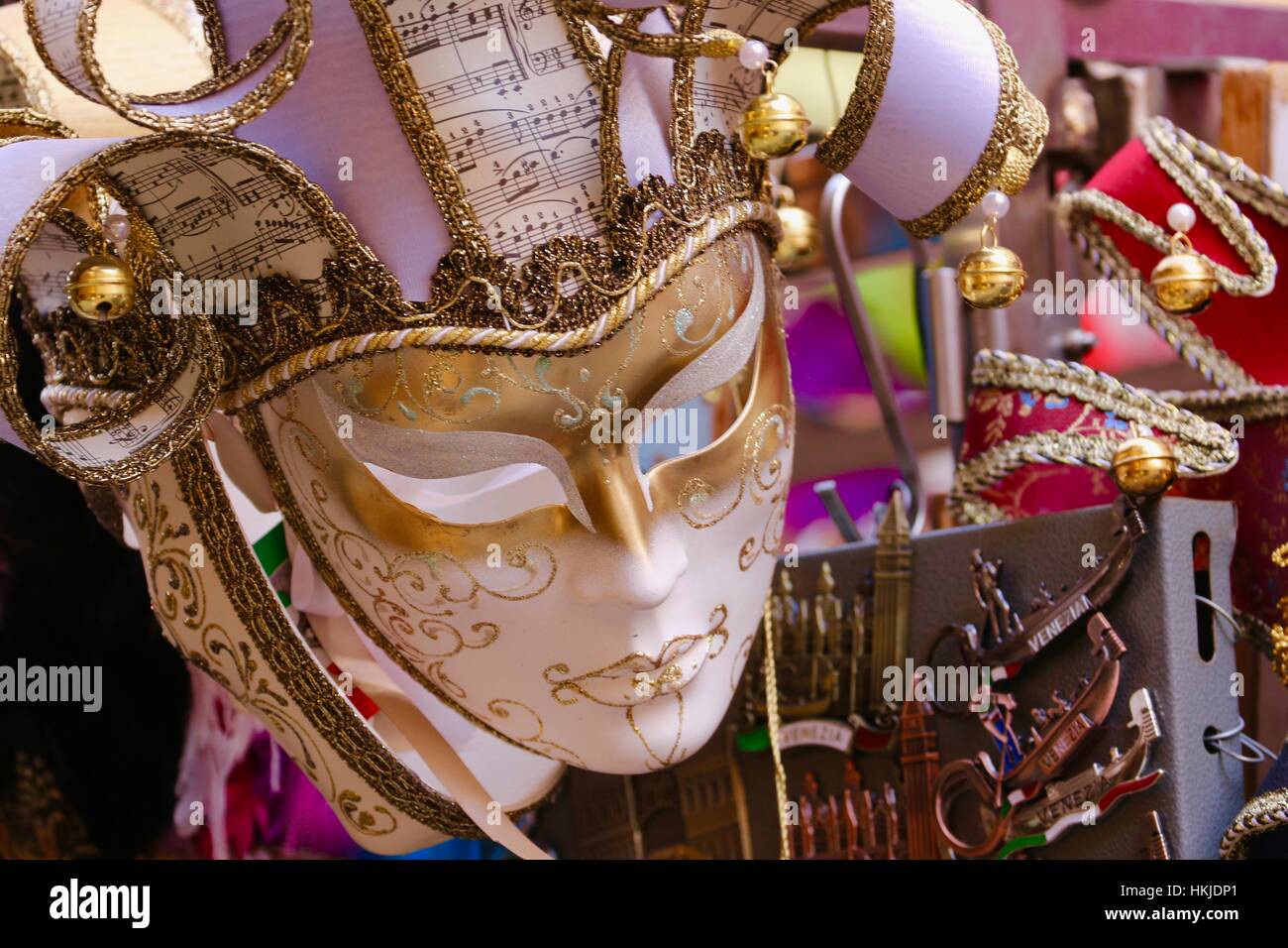 Venezianische Masquerade Ball Masken auf einem Marktstand in Venedig ...