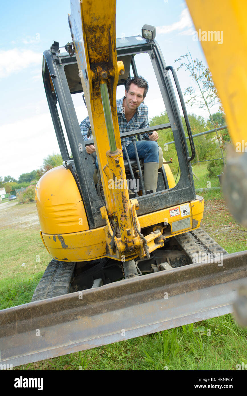 Minibagger fahren -Fotos und -Bildmaterial in hoher Auflösung – Alamy